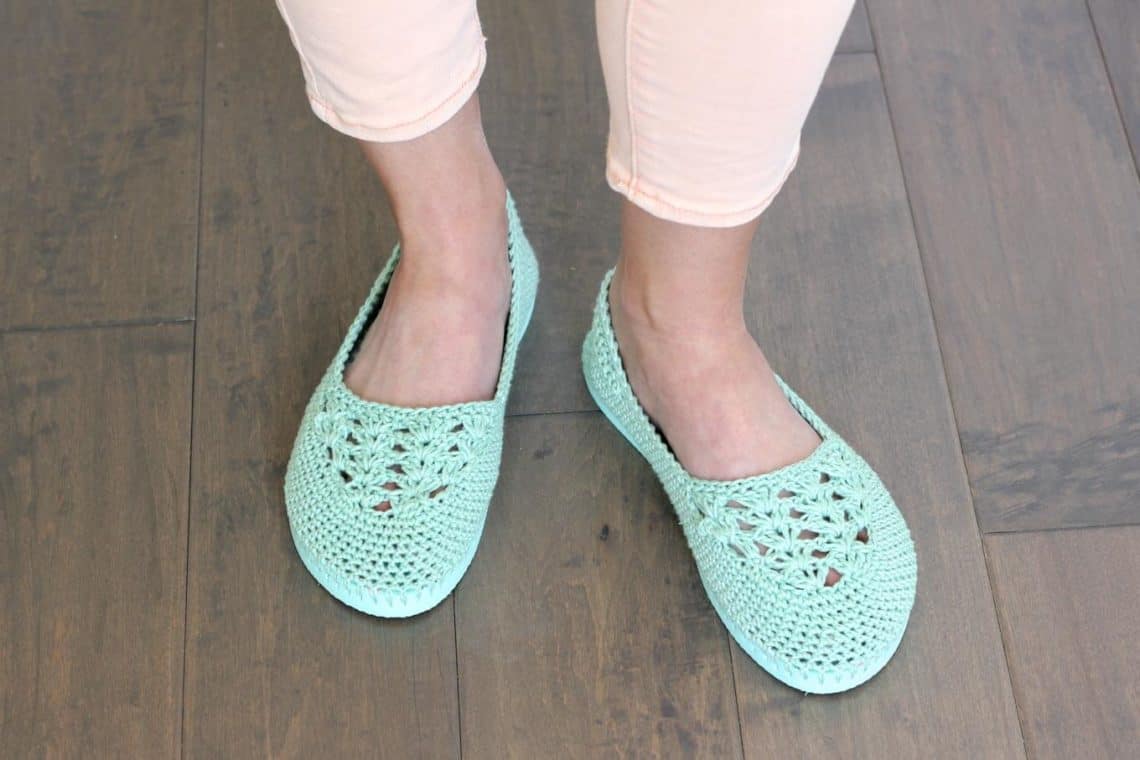 Crochet Slippers with Flip Flop Soles -- Free Pattern + Video Tutorial!