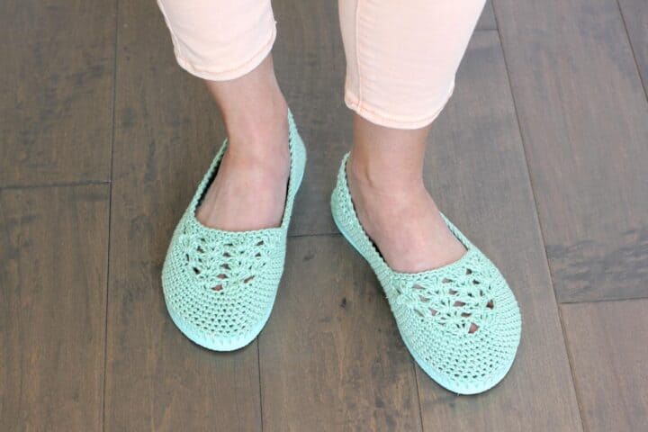 Crochet Slippers with Flip Flop Soles -- Free Pattern + Video Tutorial!
