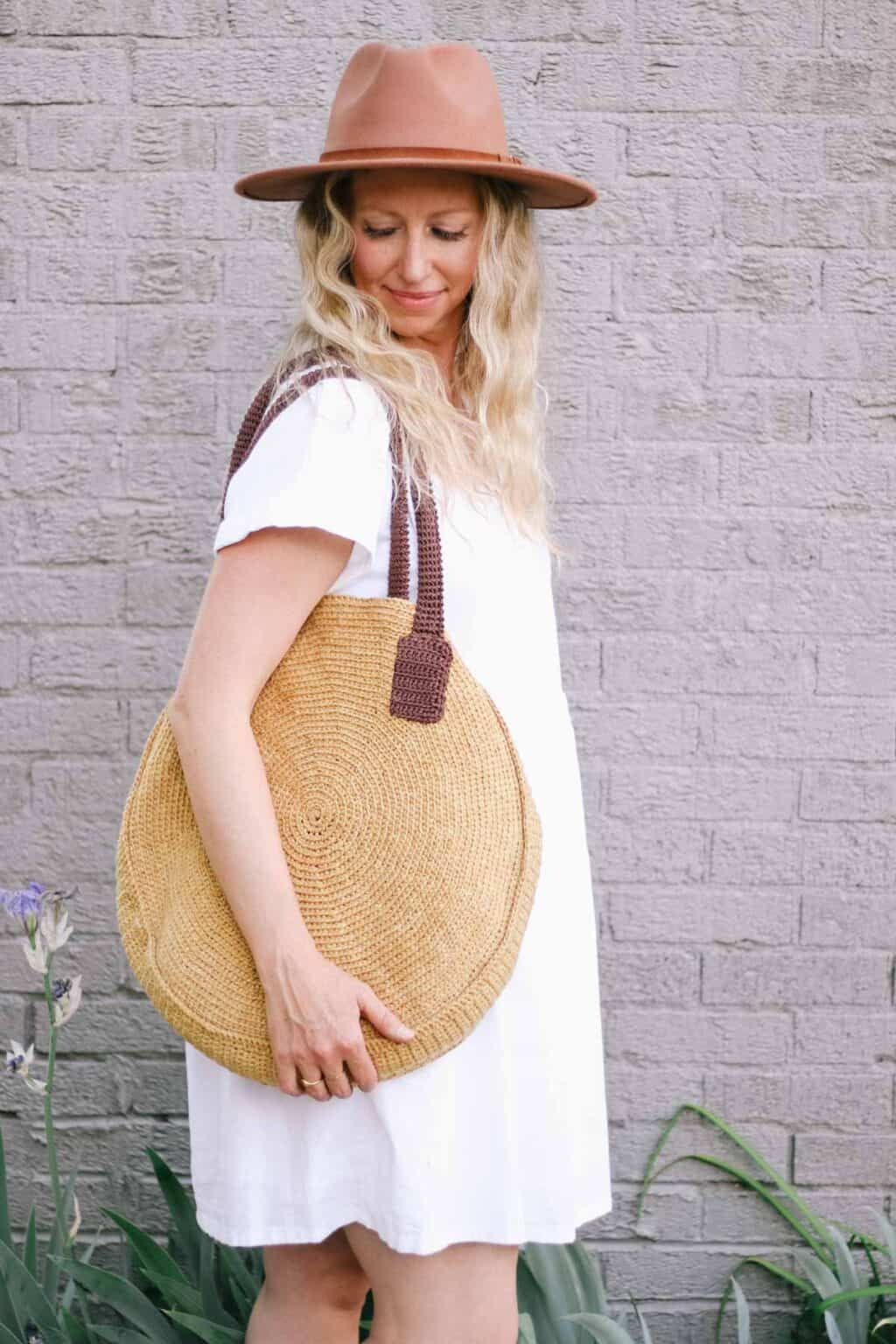 Easy Round Crochet Bag - Free Pattern + Tutorial