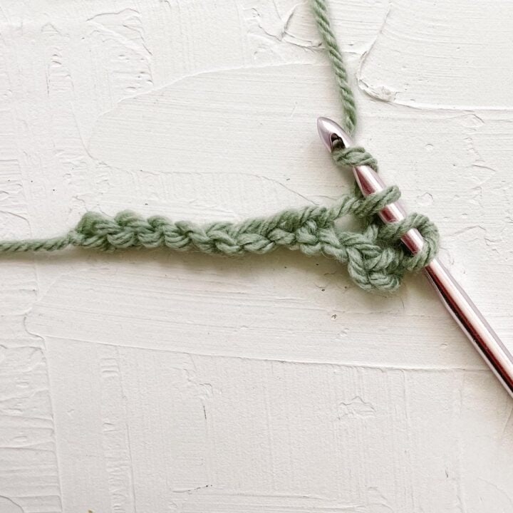 How to Double Crochet (dc) for Beginners (And Fix Mistakes)